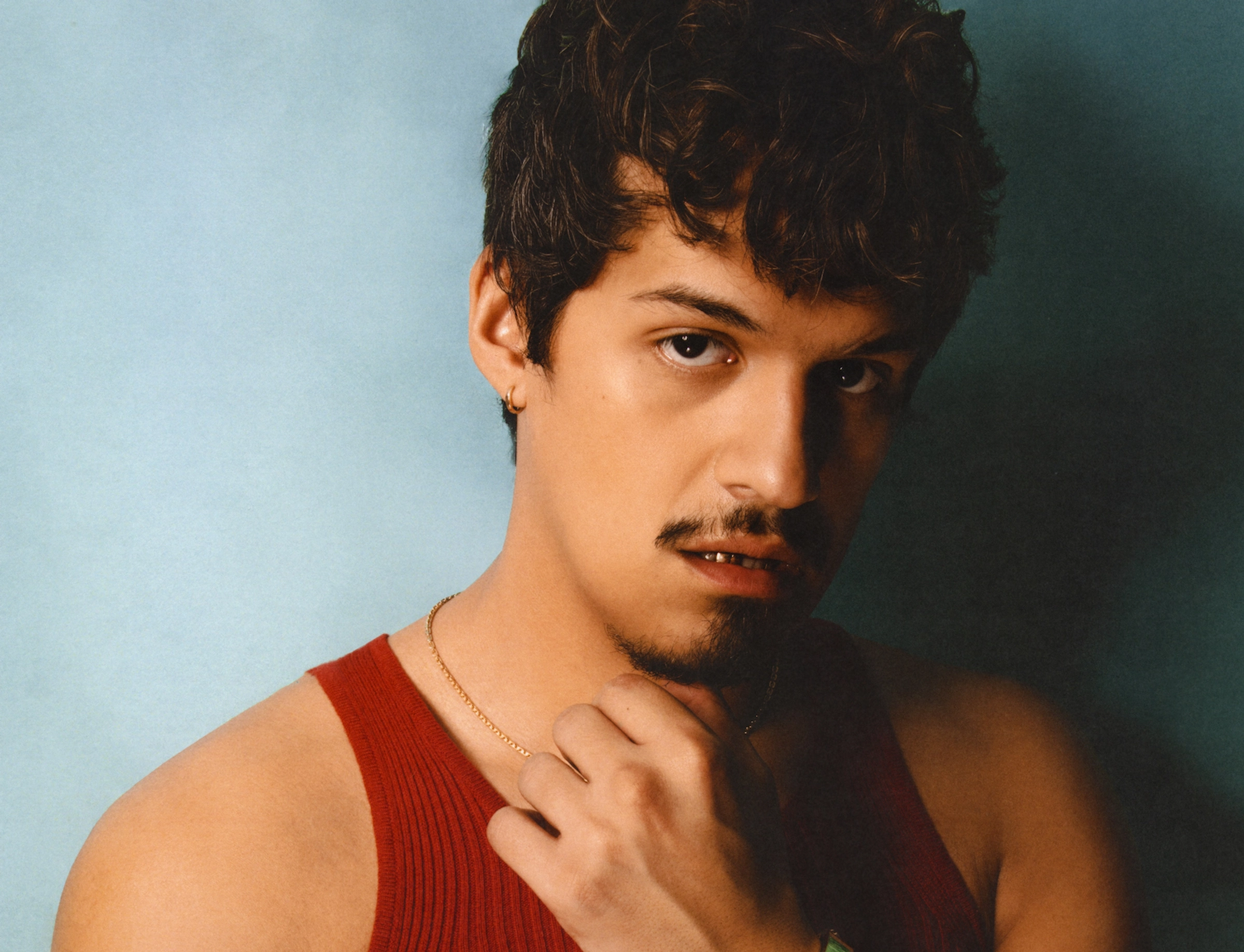 Omar Apollo presenta una nueva canción llamada “3 Boys” - Playlist Magazine