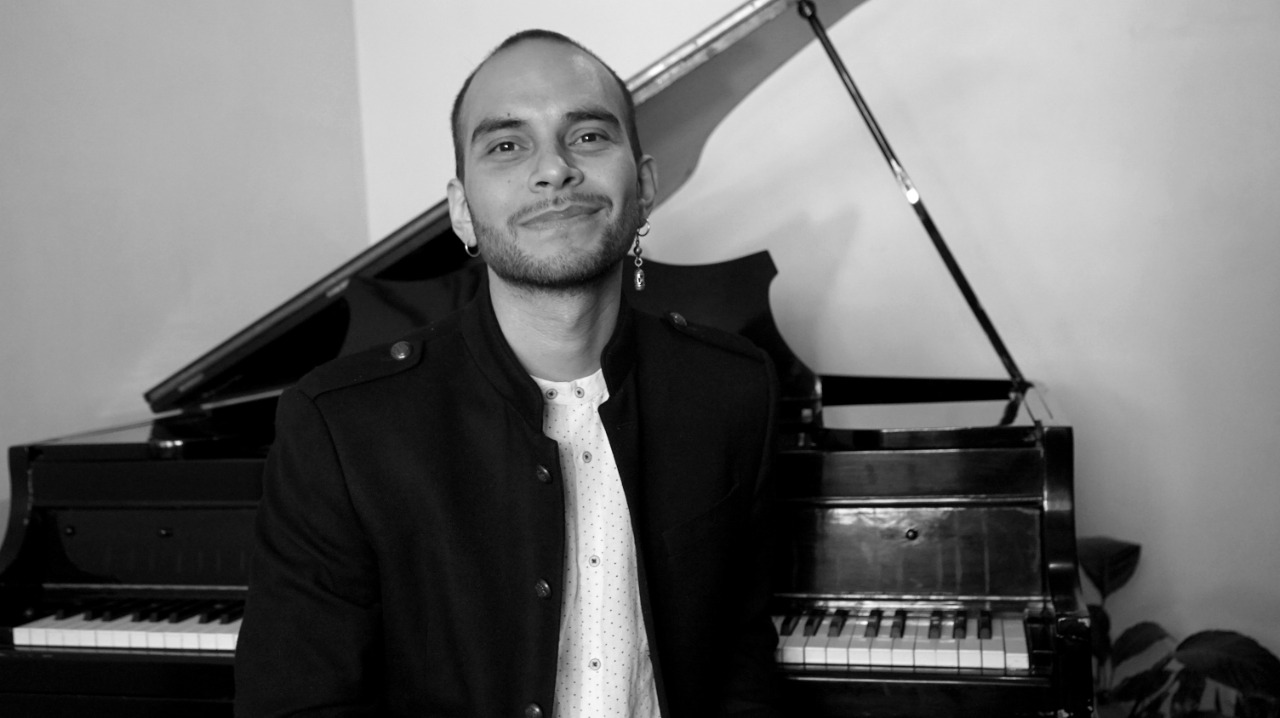 Atila El 2 obsequia una “Amapola” al pasado - Playlist Magazine