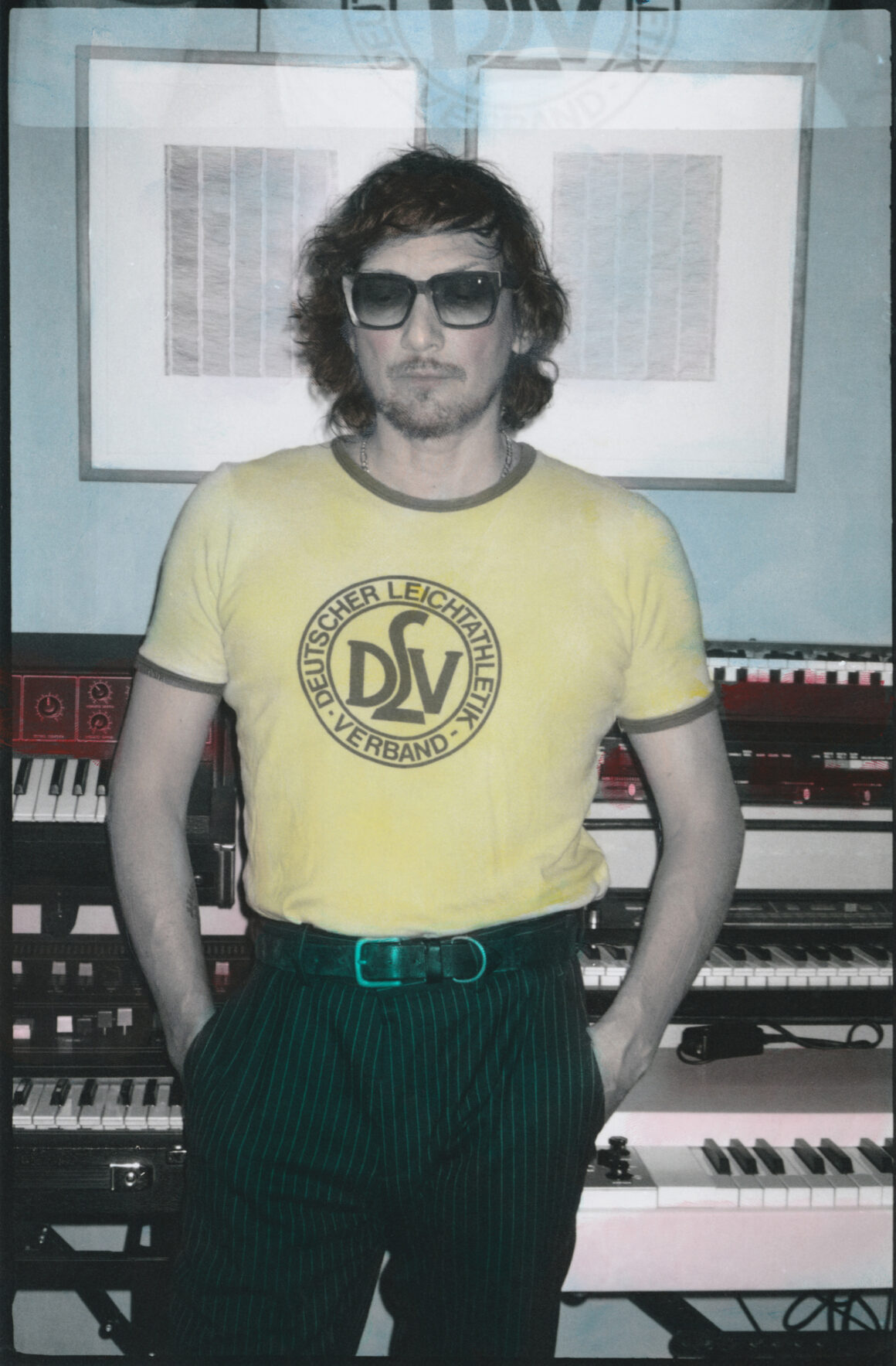 León Larregui: “Prismarama” – El Alma Expuesta de un Icono del Rock ...