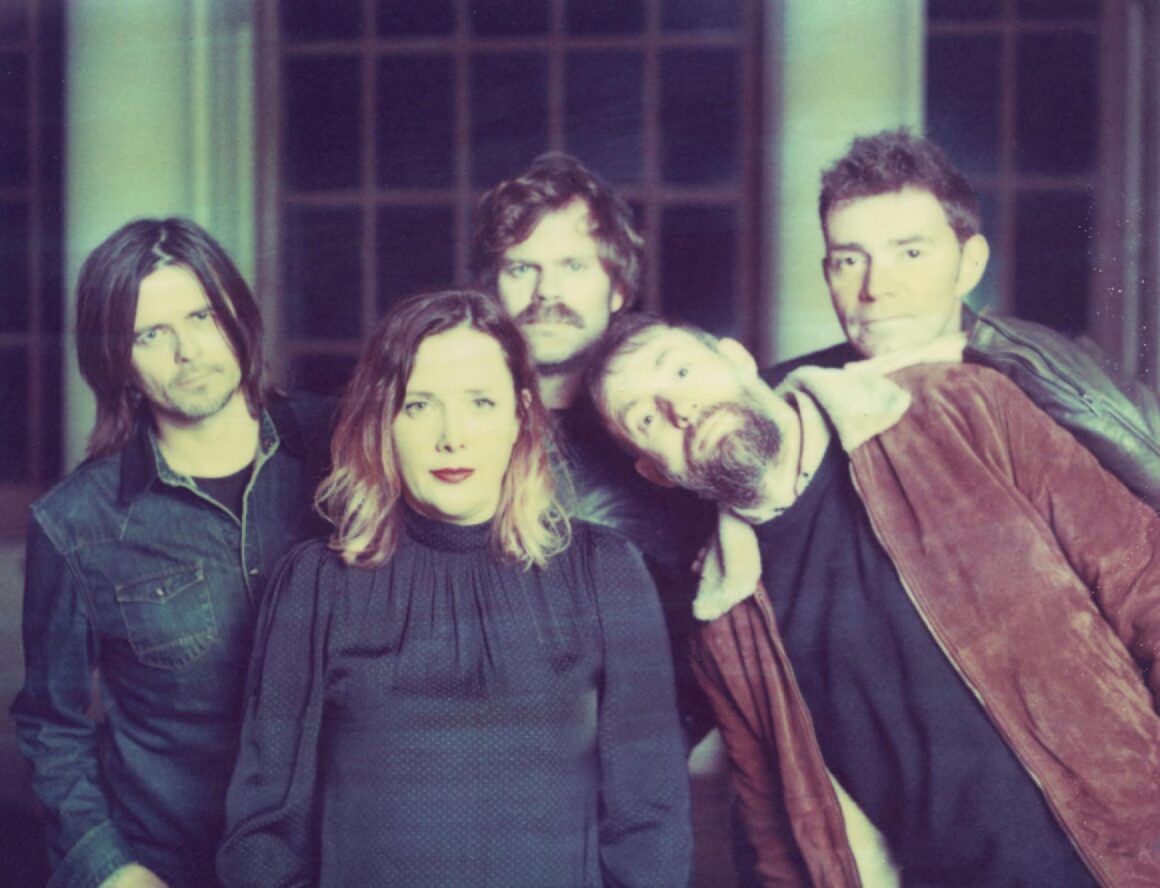 Slowdive anuncia un nuevo álbum llamado “Everything Is Alive” y ...