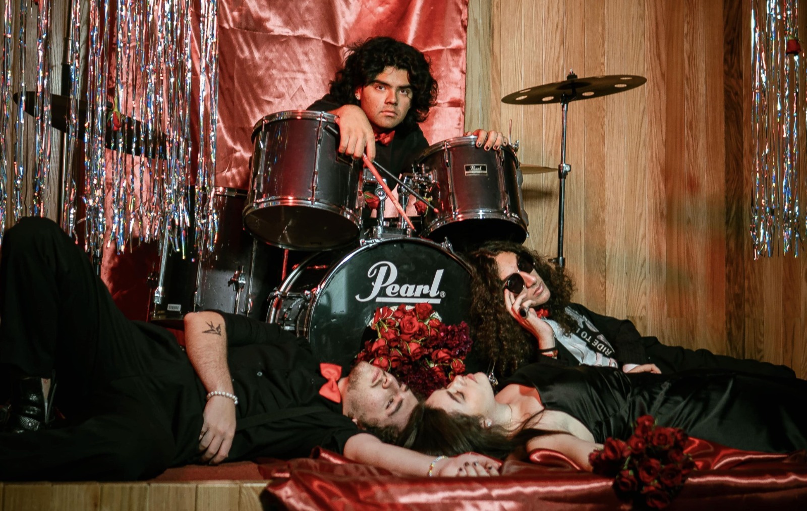 Katrina lanza “Rosa”: Un homenaje moderno al shoegaze y rock ...
