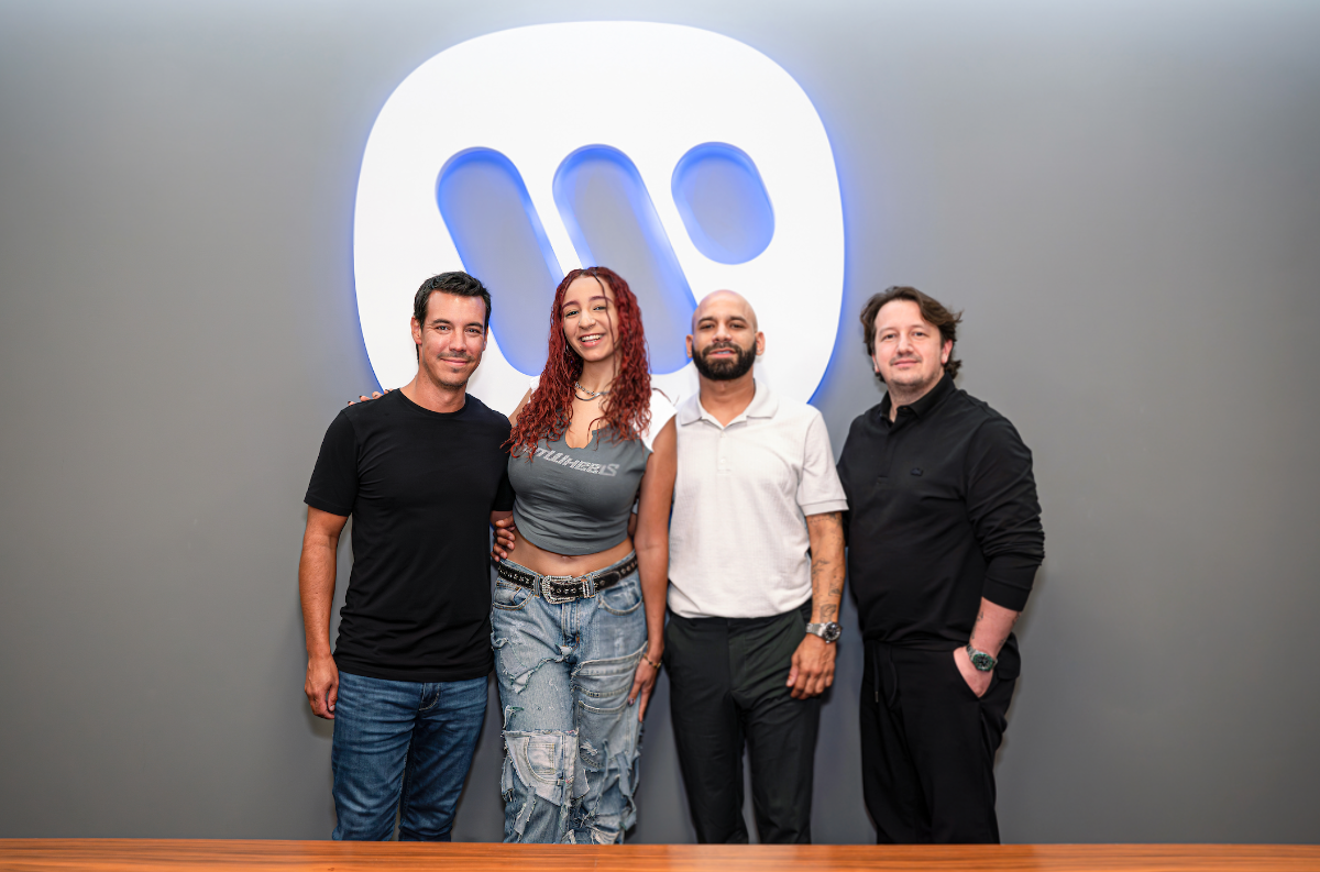 DE LA ROSE firma con WARNER MUSIC LATINA, inaugurando una nueva era en ...